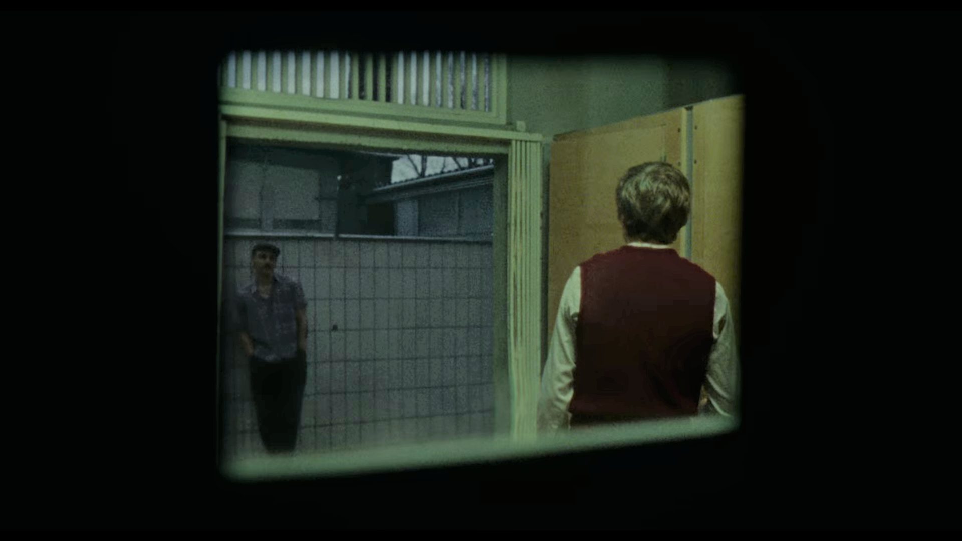Dark rooms, bright memories - Observing Memories